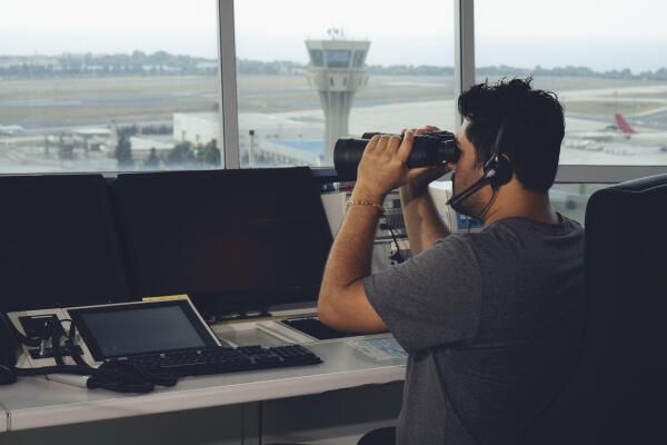 Wie werde ich Fluglotse? Ausbildung zur Fluglotsin | Azubiyo