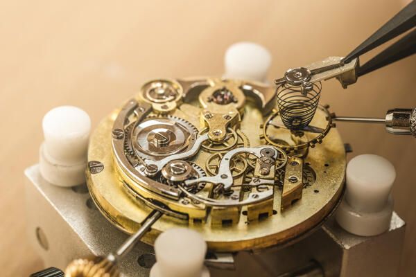Uhrmacher Ausbildung: Berufsbild & freie Stellen | Azubiyo